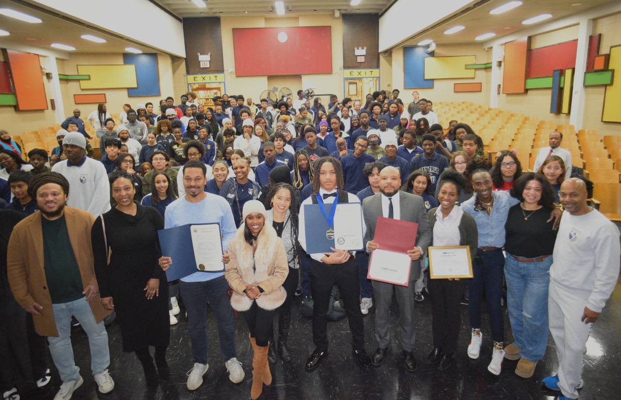 Boxer Khalil Gordon honored by his Harlem high school